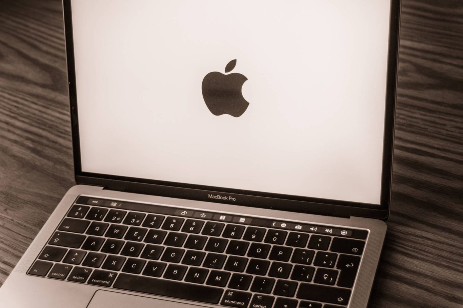 6 Advantages of Choosing The MacBook Pro - Tweak Your Biz