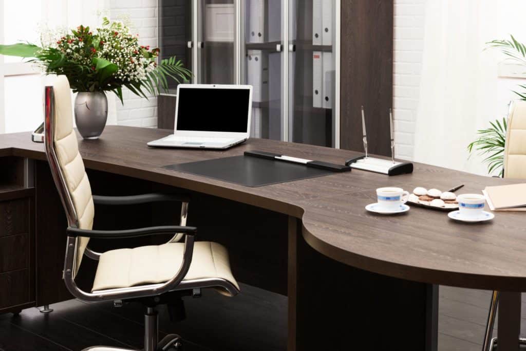 Finding an Ideal Office Desk for Your Business - Tweak Your Biz