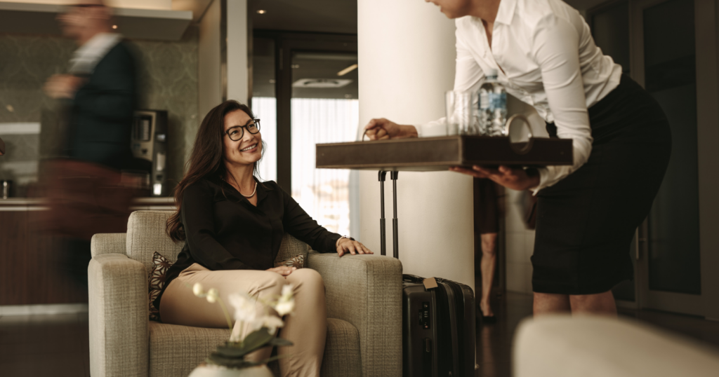 8 travel habits that instantly reveal someone's social class, even if ...